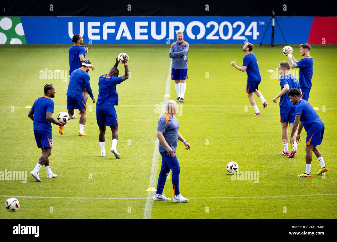 WOLFSBURG - Georginio Wijnaldum, Memphis Depay, Virgil van Dijk ...