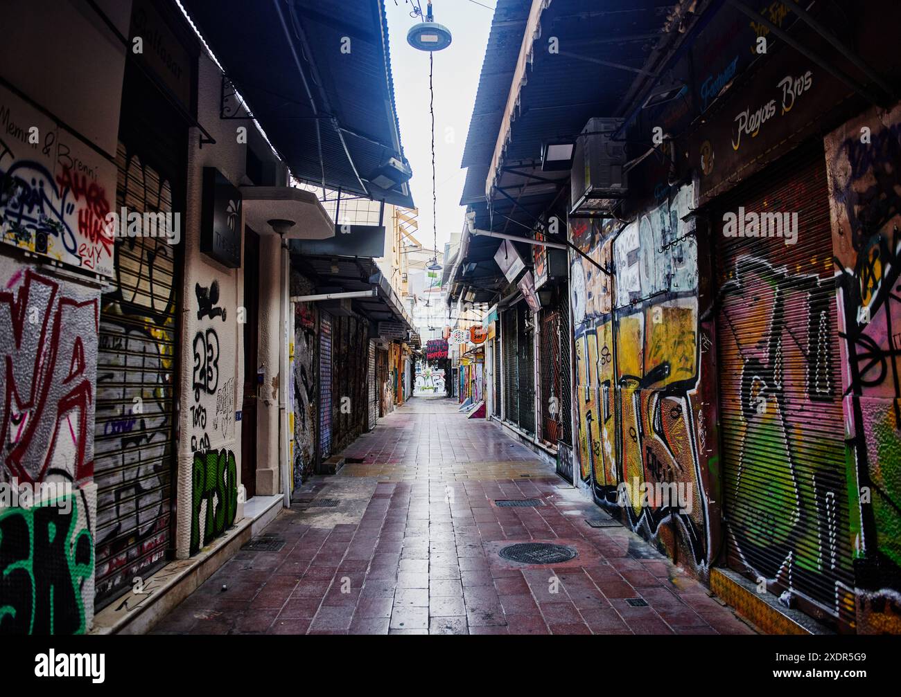 Alleyway in downtown Athens, Greece, Europe Stock Photo - Alamy