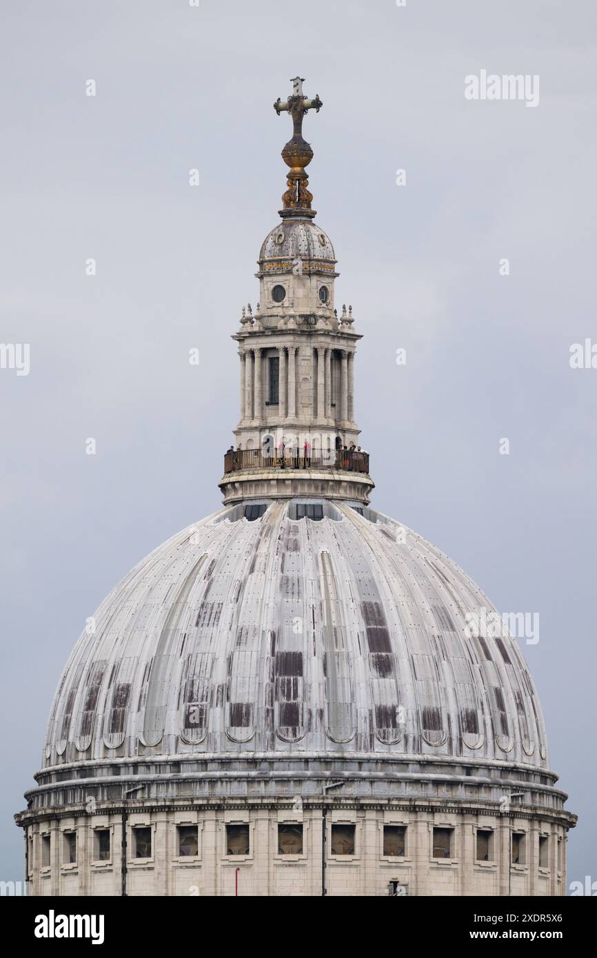 Visitors to St. Paul's Cathedral are standing on the Golden Gallery ...