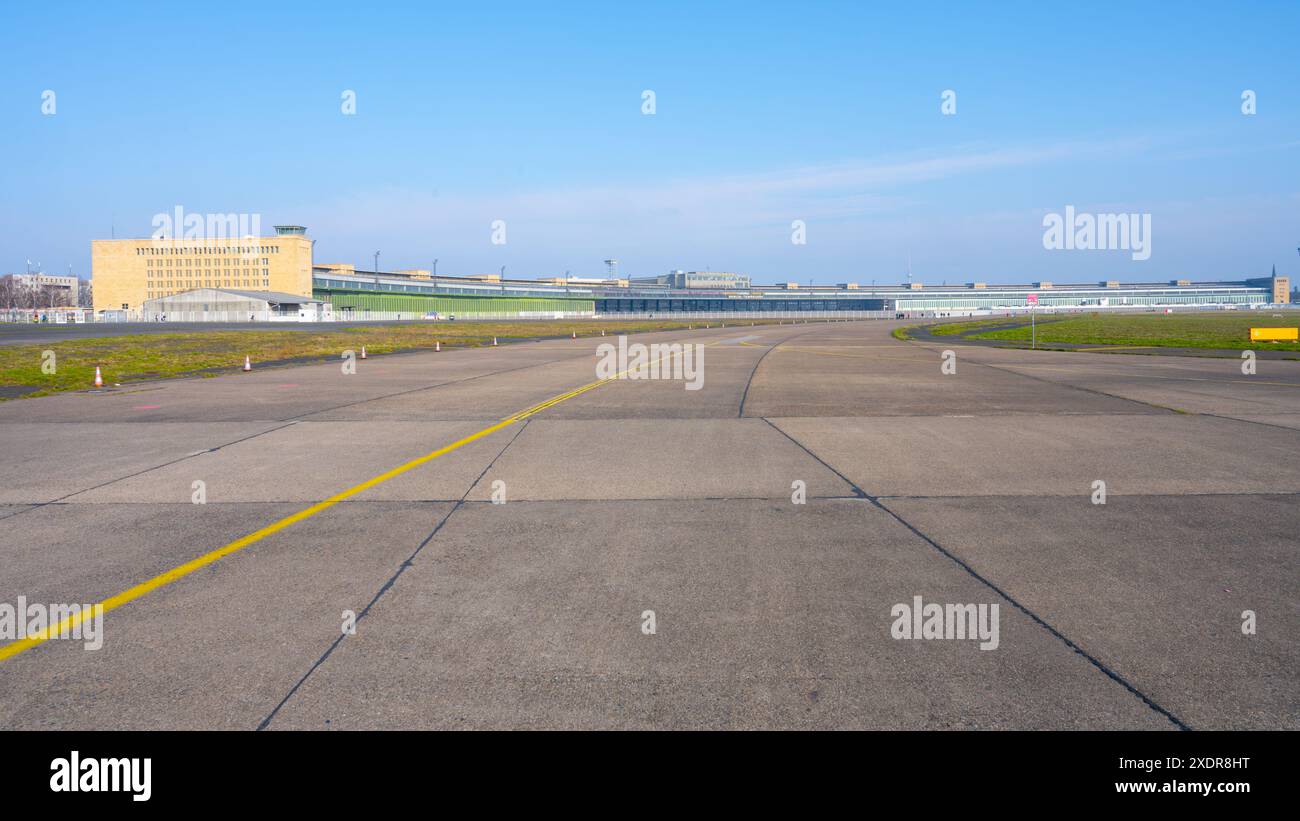 Empty airport runway clear sky hi-res stock photography and images - Alamy