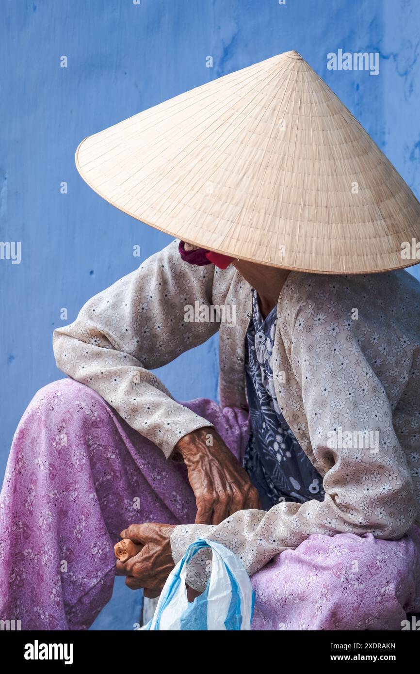 Vietnamese Old woman in traditional conical hat in old city Hoi An ...