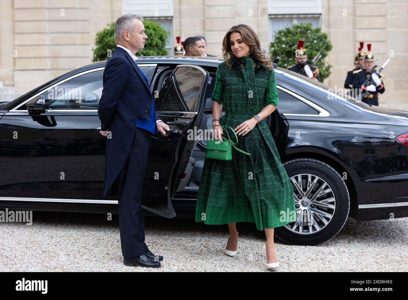 Jordan's Queen Rania arrives for a meeting at the Elysee Presidential ...