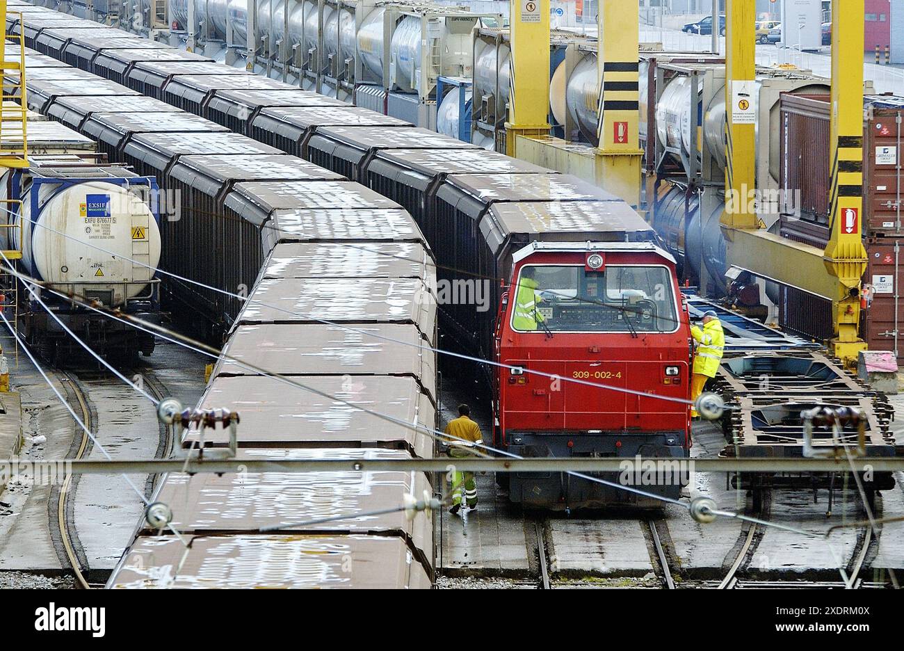 Horizontal freight train travelling hi-res stock photography and images ...