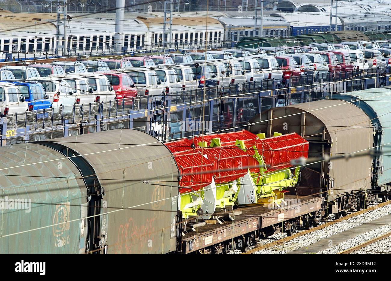 Trains and autos hi-res stock photography and images - Alamy