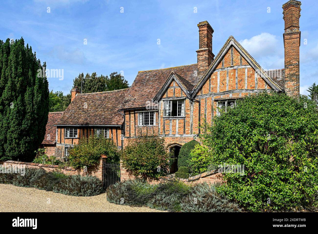 16th century house uk hi-res stock photography and images - Alamy