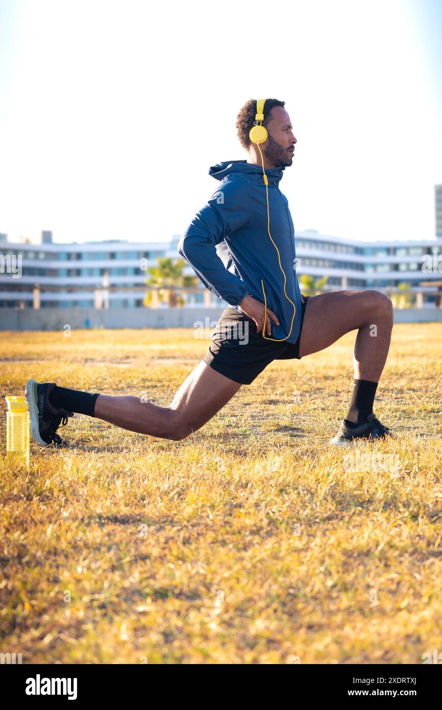 Male athlete stretch leg hi-res stock photography and images - Alamy