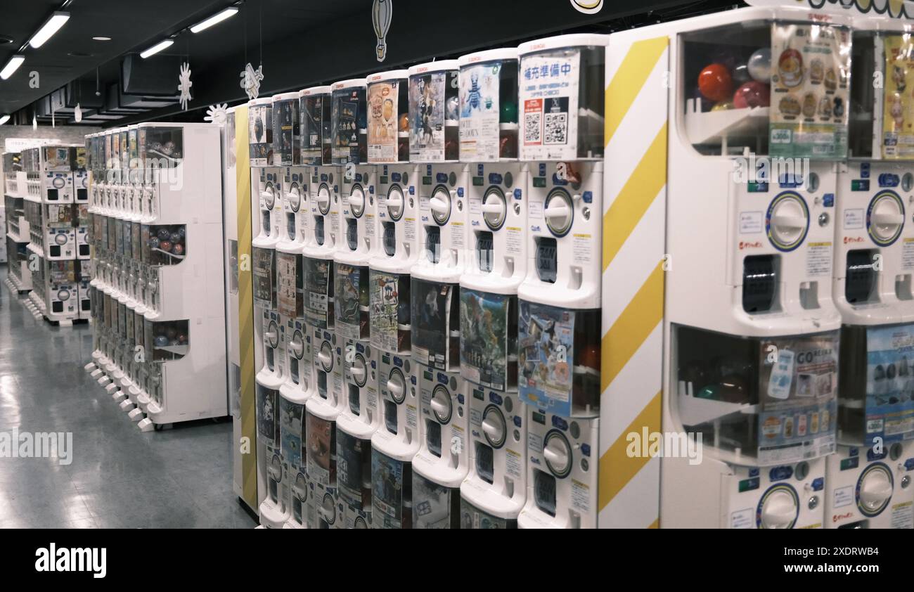 Gashapon capsule toy vending machines hi-res stock photography and ...