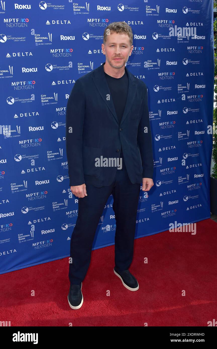 Josh Dallas Smil