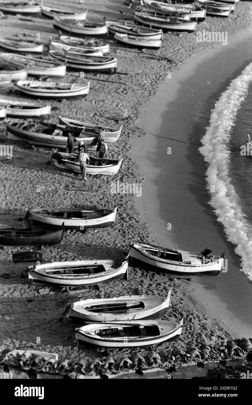 Fischerboote liegen am Strand von Tossa de Mar, Katalonien 1957 ...