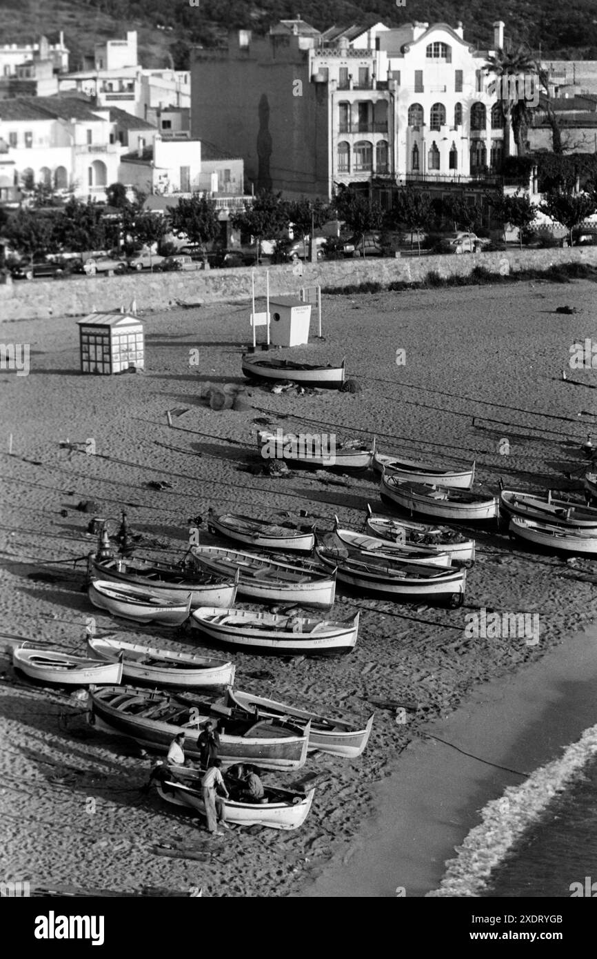Fischerboote liegen am Strand von Tossa de Mar, Katalonien 1957 ...