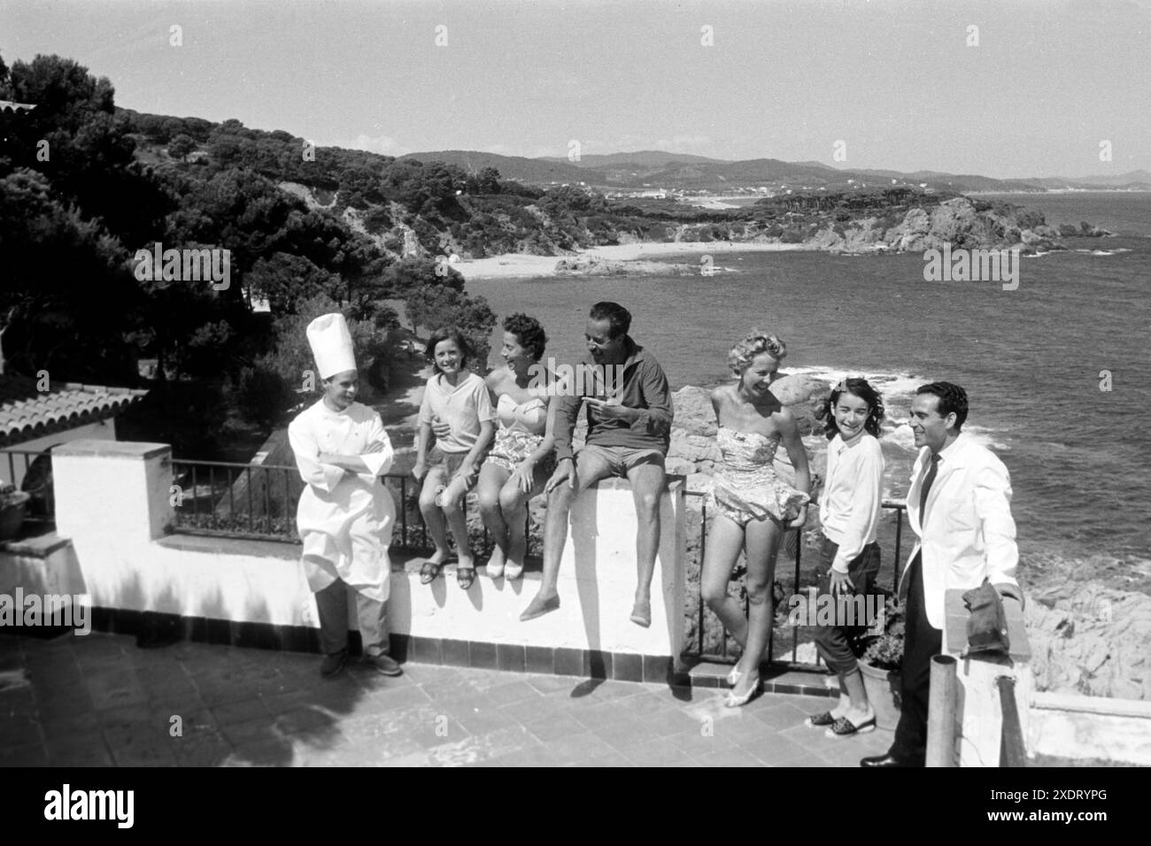 Eine reiche Familie stellt sich mit ihrem Koch und Butler zu einem ...