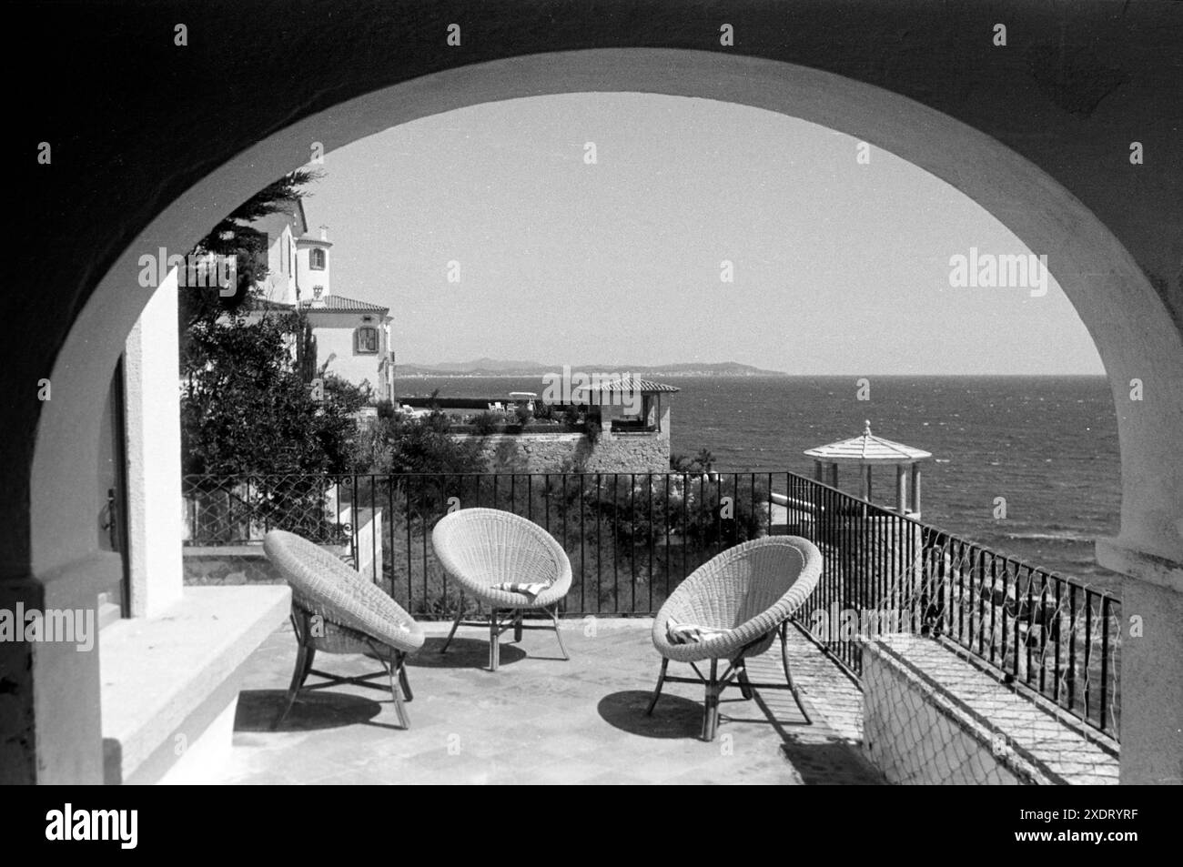 Designerkorbsessel im Alltag, S'Agaró 1957. Designer wicker chair in ...