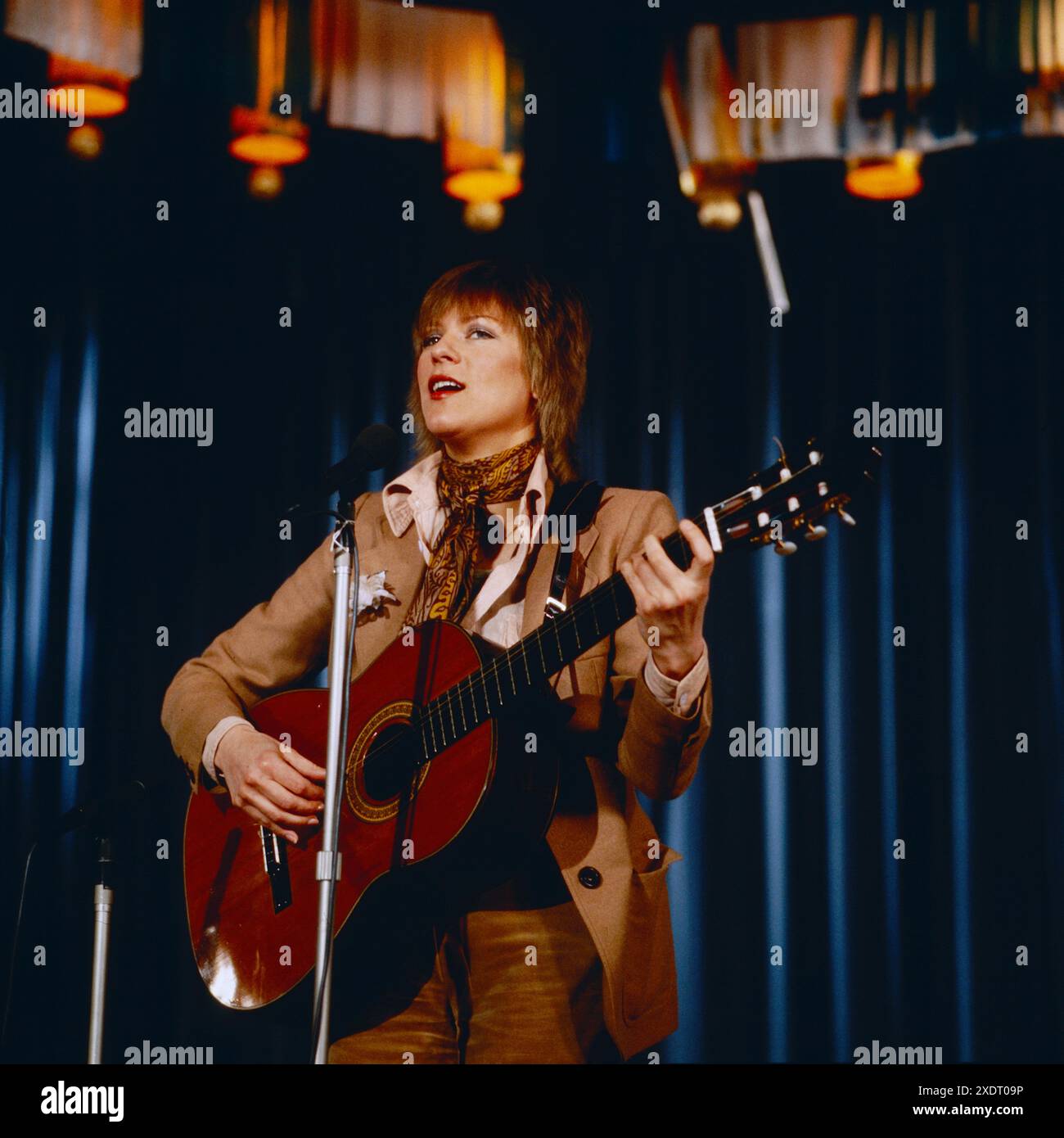 Lisa Fitz, deutsche Kabarettistin, bei einem Auftritt mit Gitarre, 1983 ...