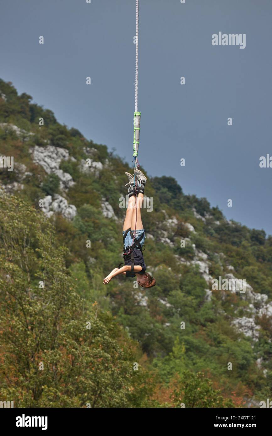 Bungee jumping young woman Stock Photo - Alamy