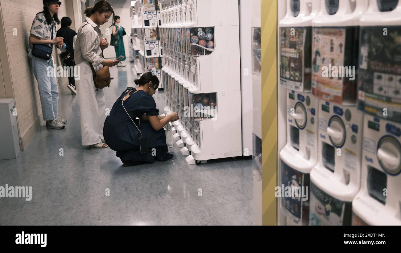 Gashapon capsule toy vending machines hi-res stock photography and ...