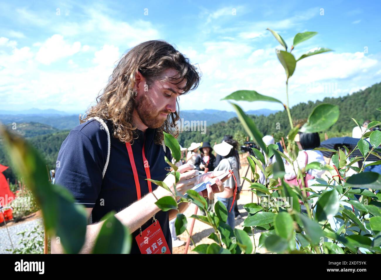 (240624) -- FUZHOU, June 24, 2024 (Xinhua) -- American student Isaac ...