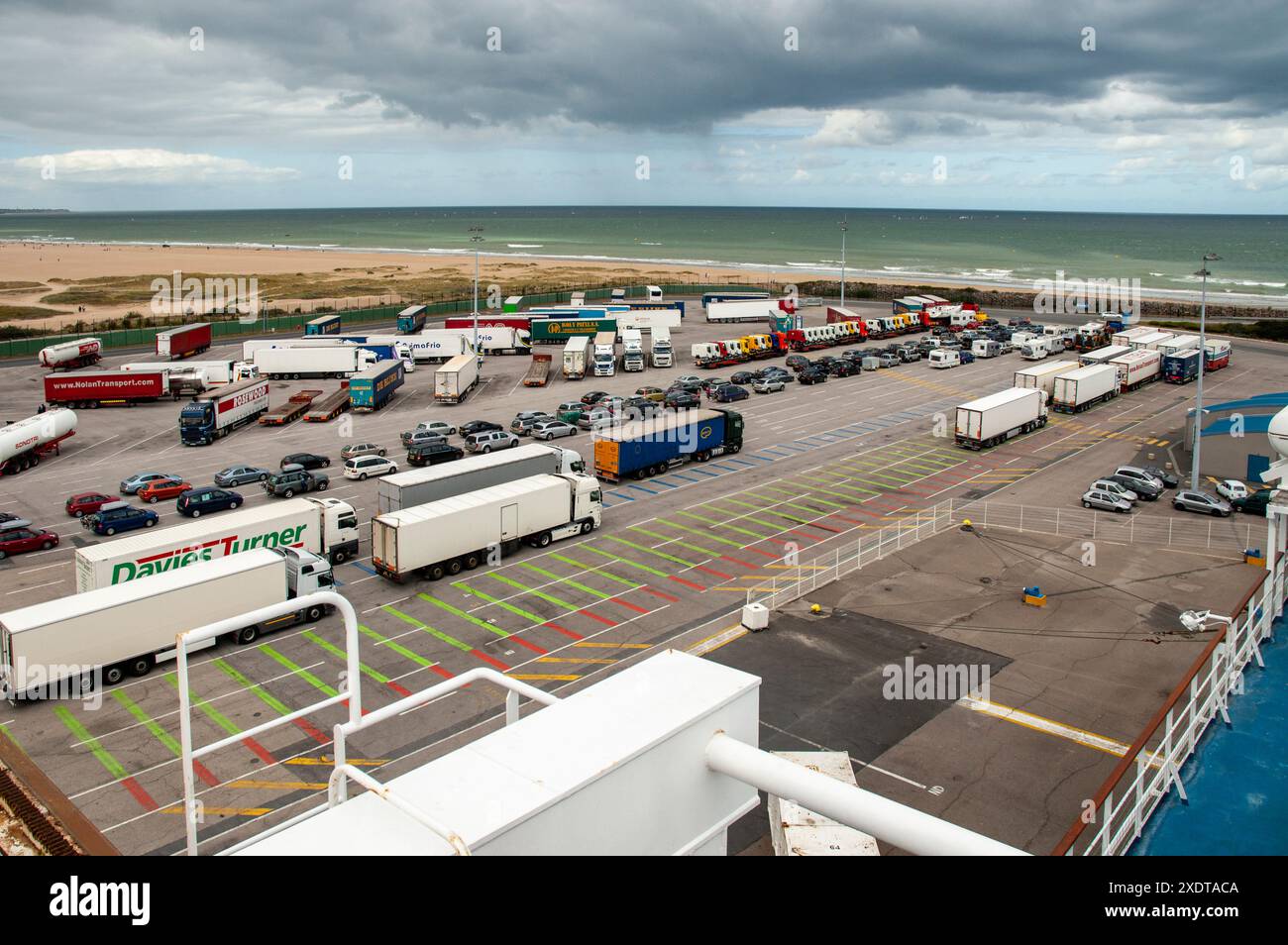 Import and export lorries hi-res stock photography and images - Alamy