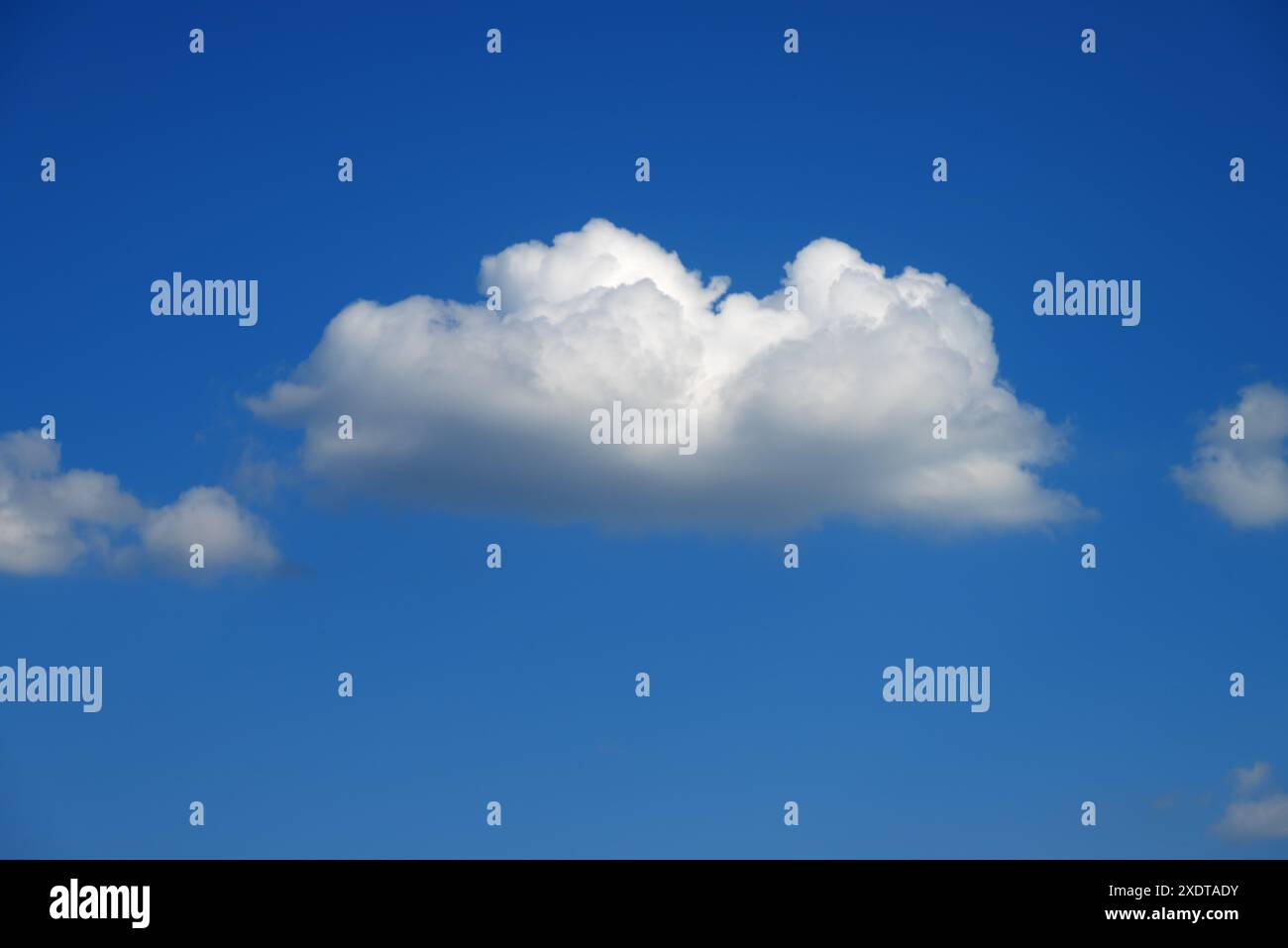 Clear sky with one cloud hi-res stock photography and images - Alamy