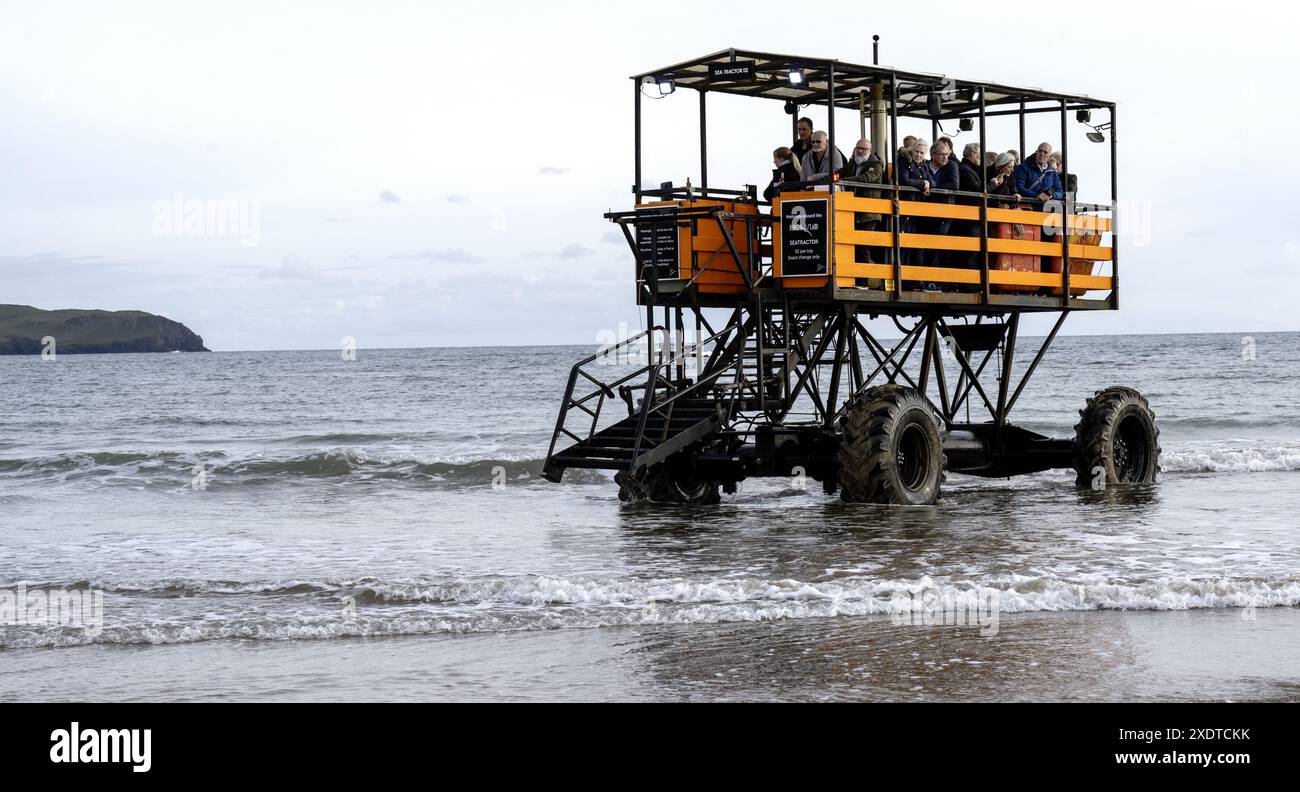 Tractor on the beach hi-res stock photography and images - Alamy