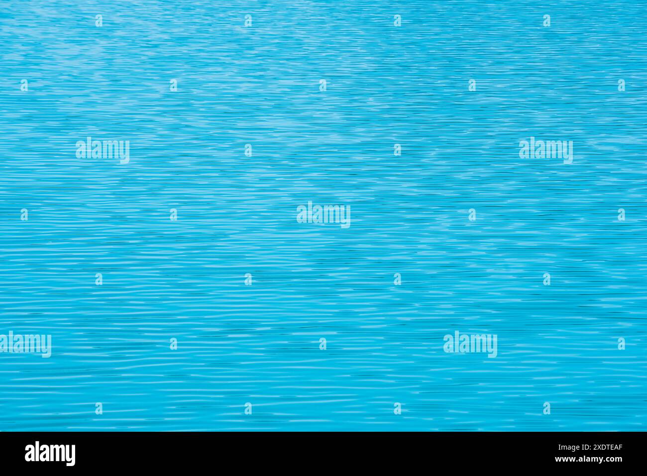 Ondas de agua en la superficie de un lago de diferentes tonalidades de ...