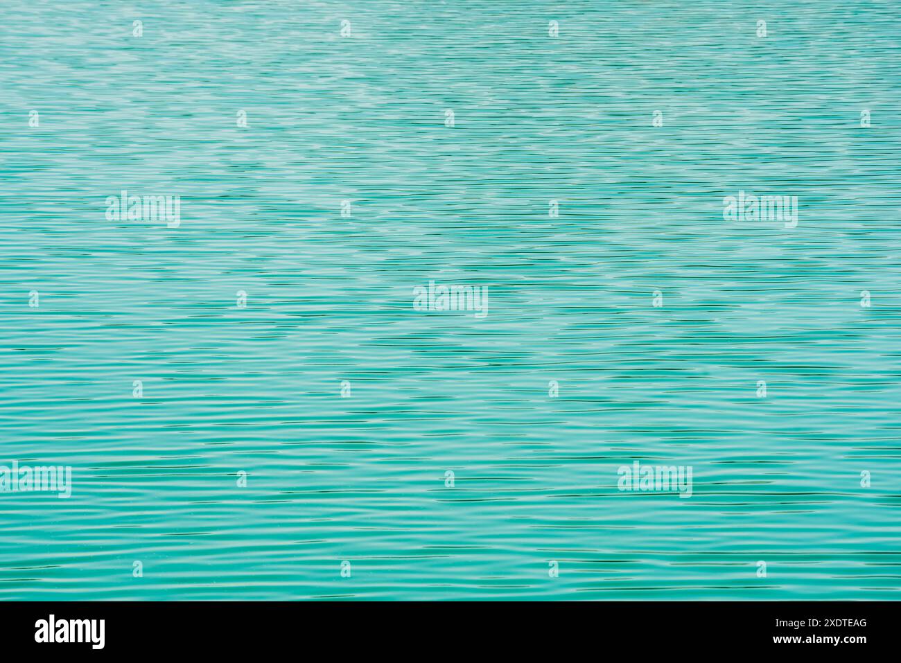 Ondas de agua en la superficie de un lago de diferentes tonalidades de ...