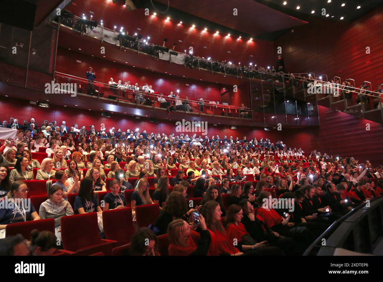 Theater audience hi-res stock photography and images - Alamy