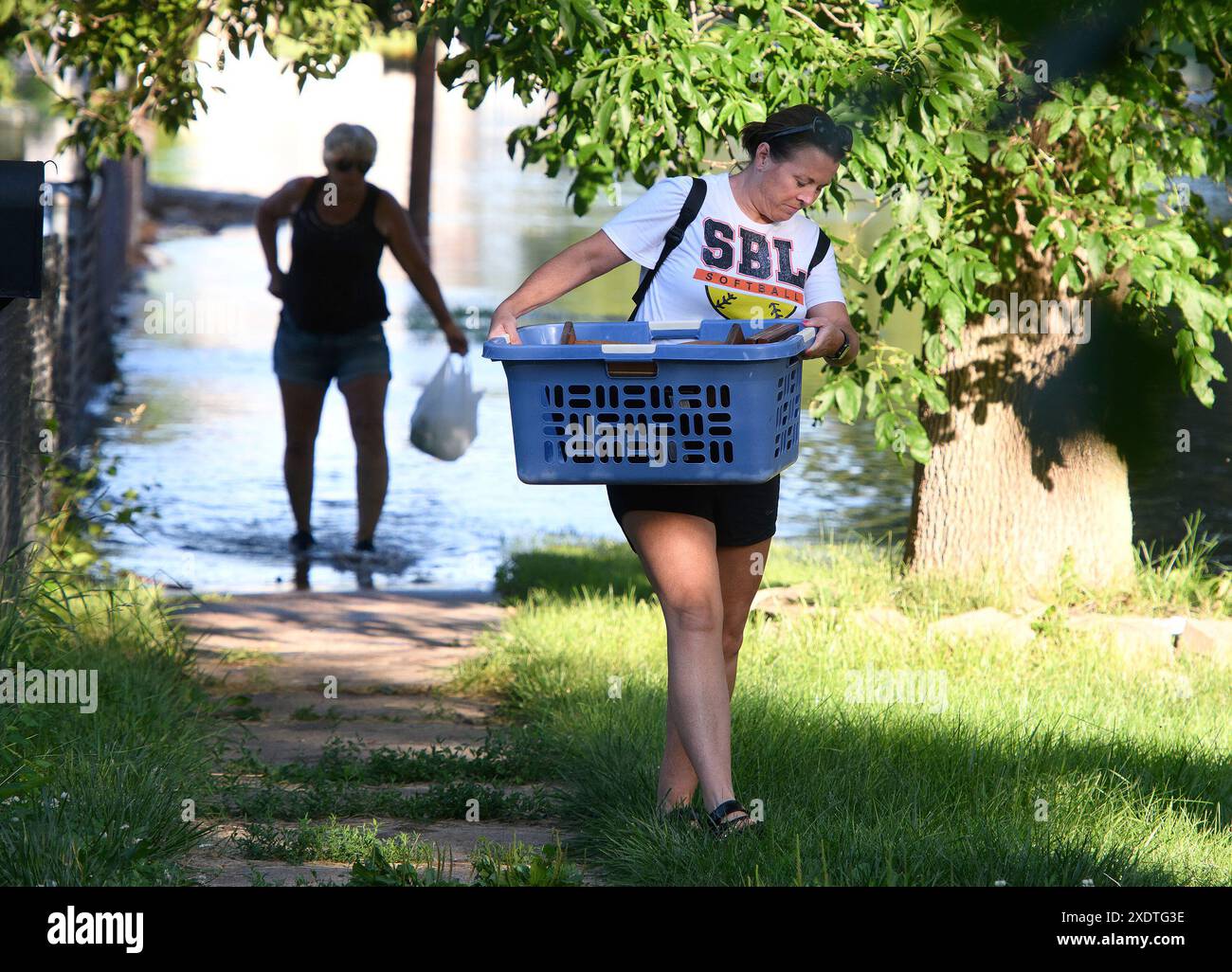 Missy Wheeler carries a basket while helping her mother-in-law Sheila ...