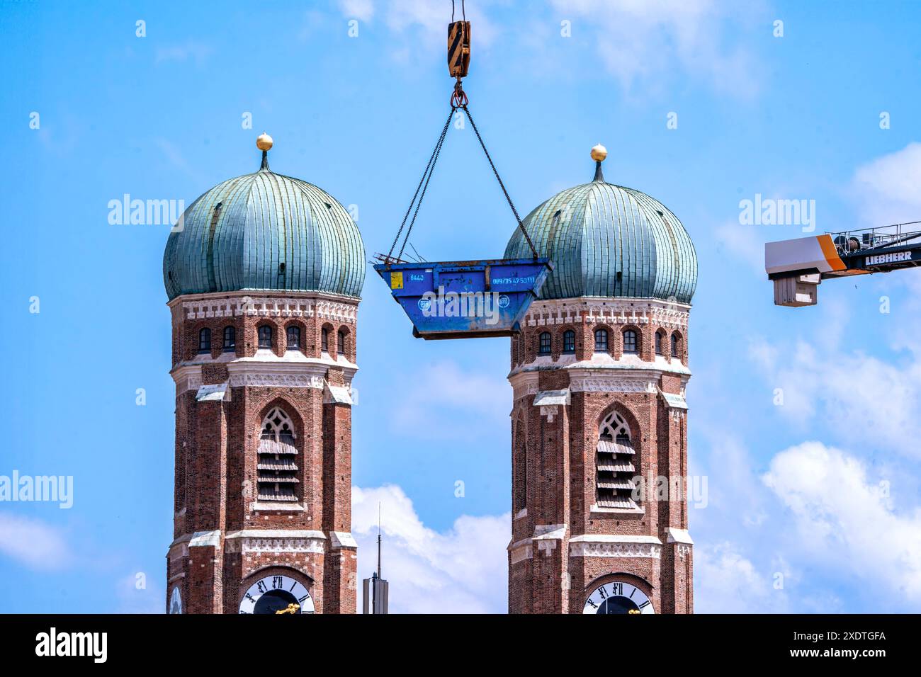Wahrzeichen Frauenkirche, Baucontainer am Kran, München, Juni 2024 ...