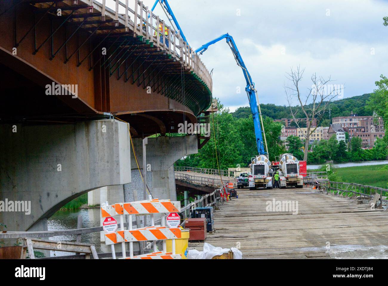 Crews pour the decking of the General John Stark Memorial Bridge ...