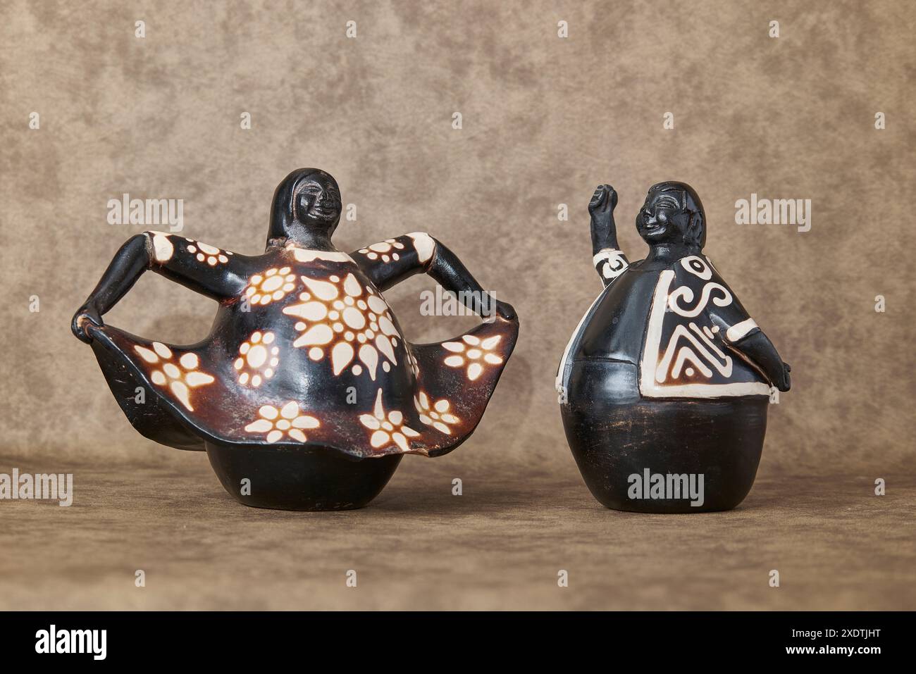 Peruvian ceramics from Chulucanas representing the dance of the ...