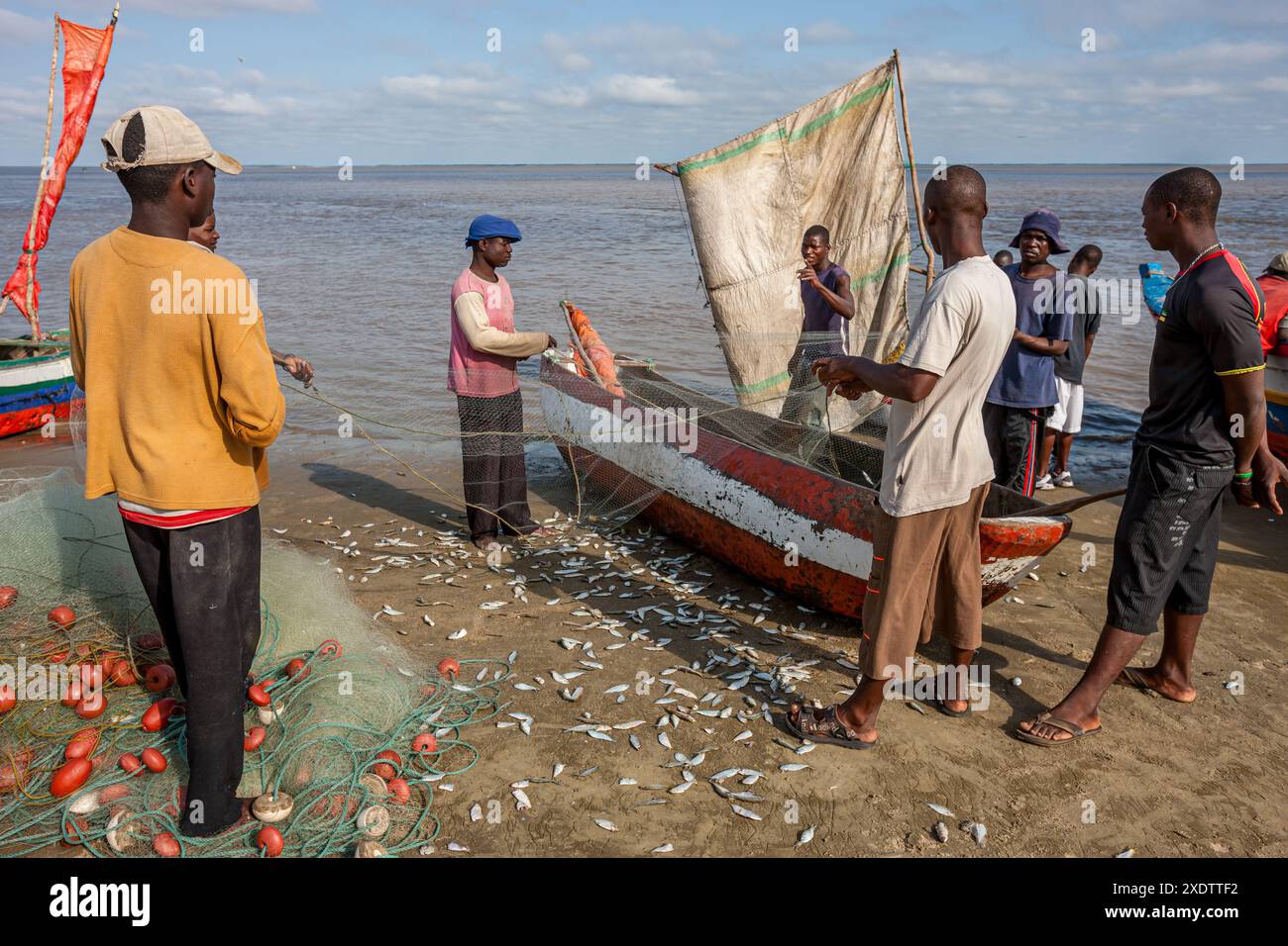 Mozambique, Sofala, Beira, Harbour, Fishermen Stock Photo - Alamy