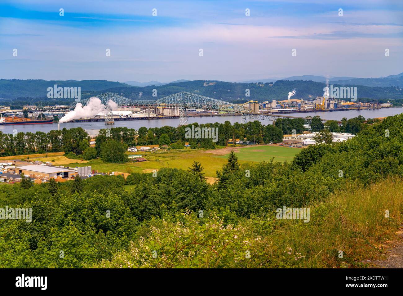 Lewis and Clark Bridge spanning the Columbia River between Washington ...