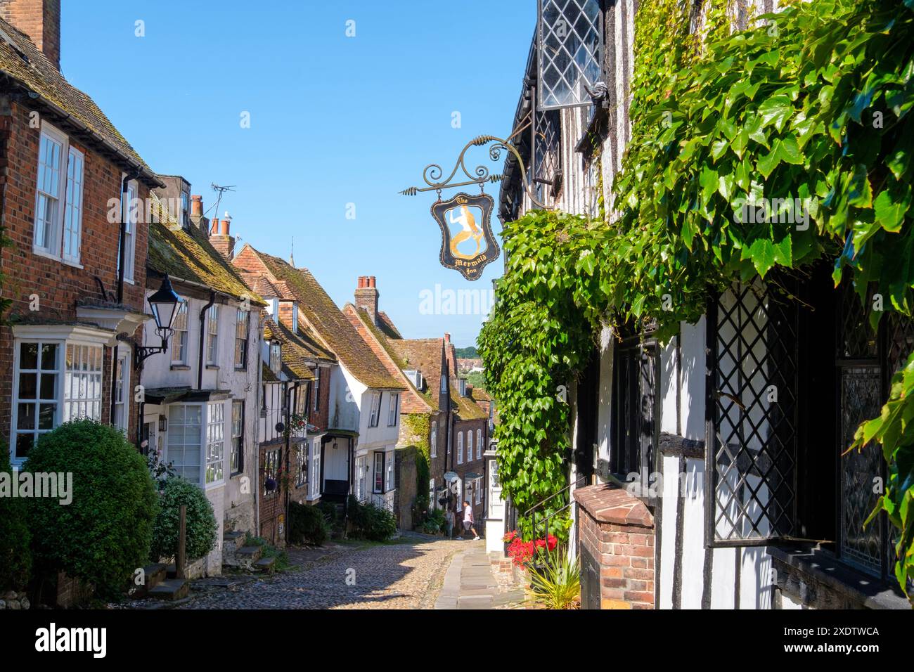 Picturesque cobbled Mermaid Street and the Mermaid Inn, Rye, East ...