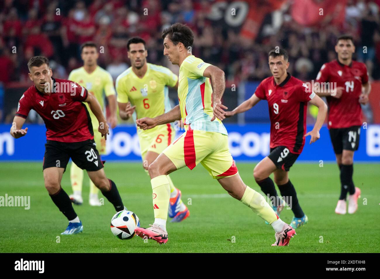 Mikel Oyarzabal (Spanien, #21) am Ball, GER, Albania (ALB) vs Spain ...