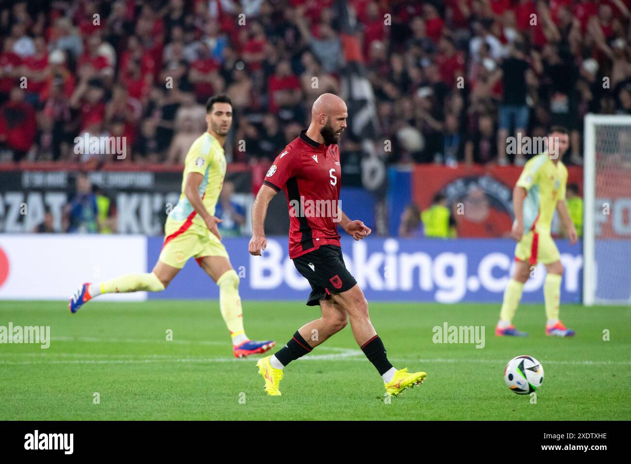 Arlind Ajeti (Albanien, #05) am Ball, GER, Albania (ALB) vs Spain (ESP ...