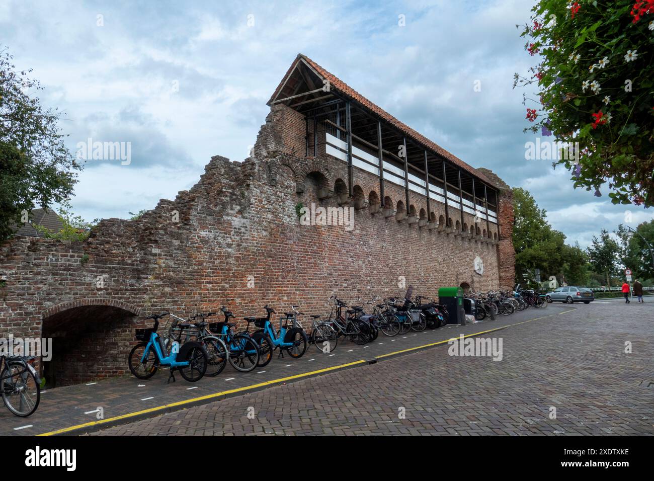 Stadtmauer mit zinnen hi-res stock photography and images - Alamy