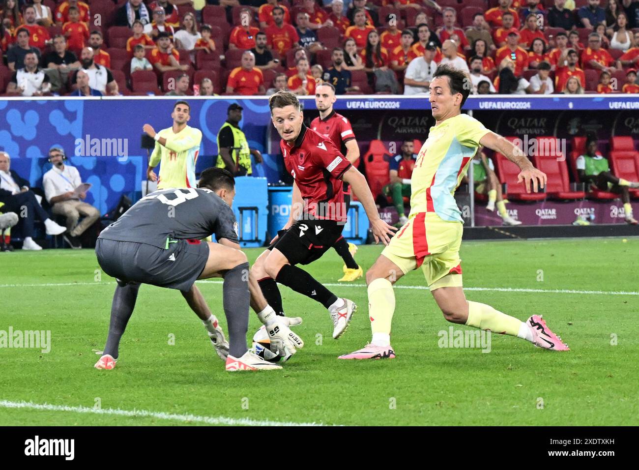 DUSSELDORF - (l-r) Albania goalkeeper Thomas Strakosha, Ivan Balliu of ...
