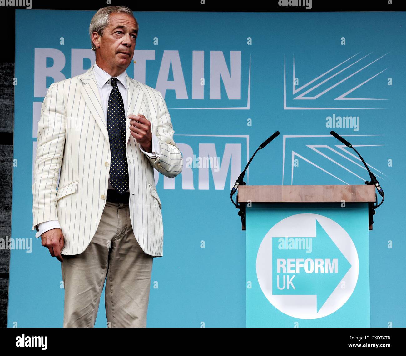 White pin stripe blazer hi-res stock photography and images - Alamy