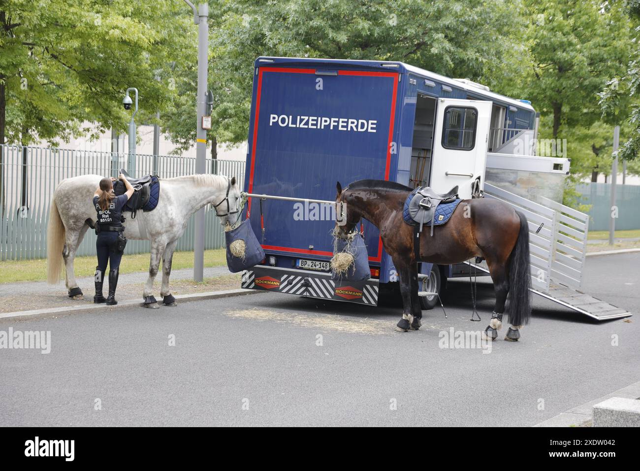 Polizei reiterstaffel hi-res stock photography and images - Alamy