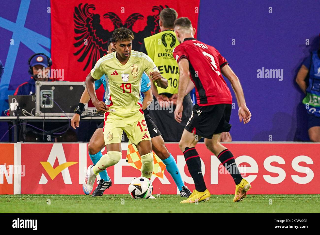 DUSSELDORF, GERMANY - JUNE 24: Lamine Yamal of Spain tries to dribble ...