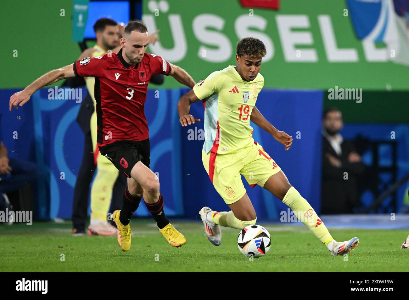 DUSSELDORF - (l-r) Mario Mitaj of Albania, Lamine Yamal of Spain during ...