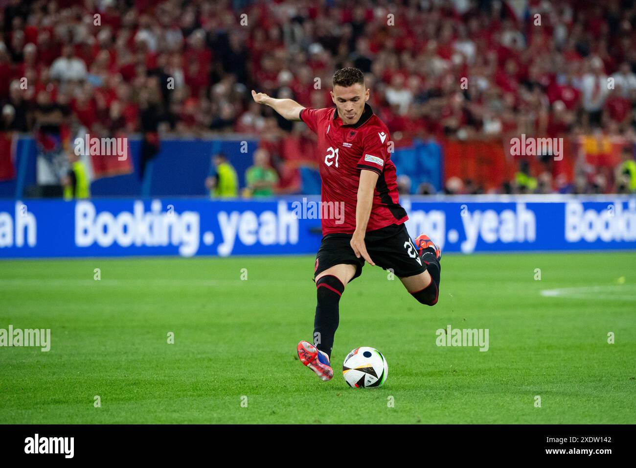 Kristjan Asllani (Albanien, #21) am Ball, GER, Albania (ALB) vs Spain ...