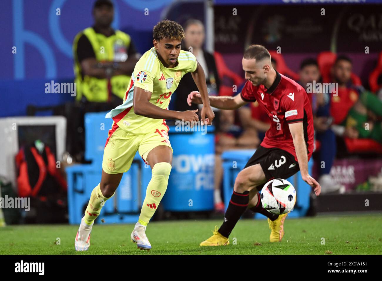 DUSSELDORF - (l-r) Lamine Yamal of Spain, Mario Mitaj of Albania during ...