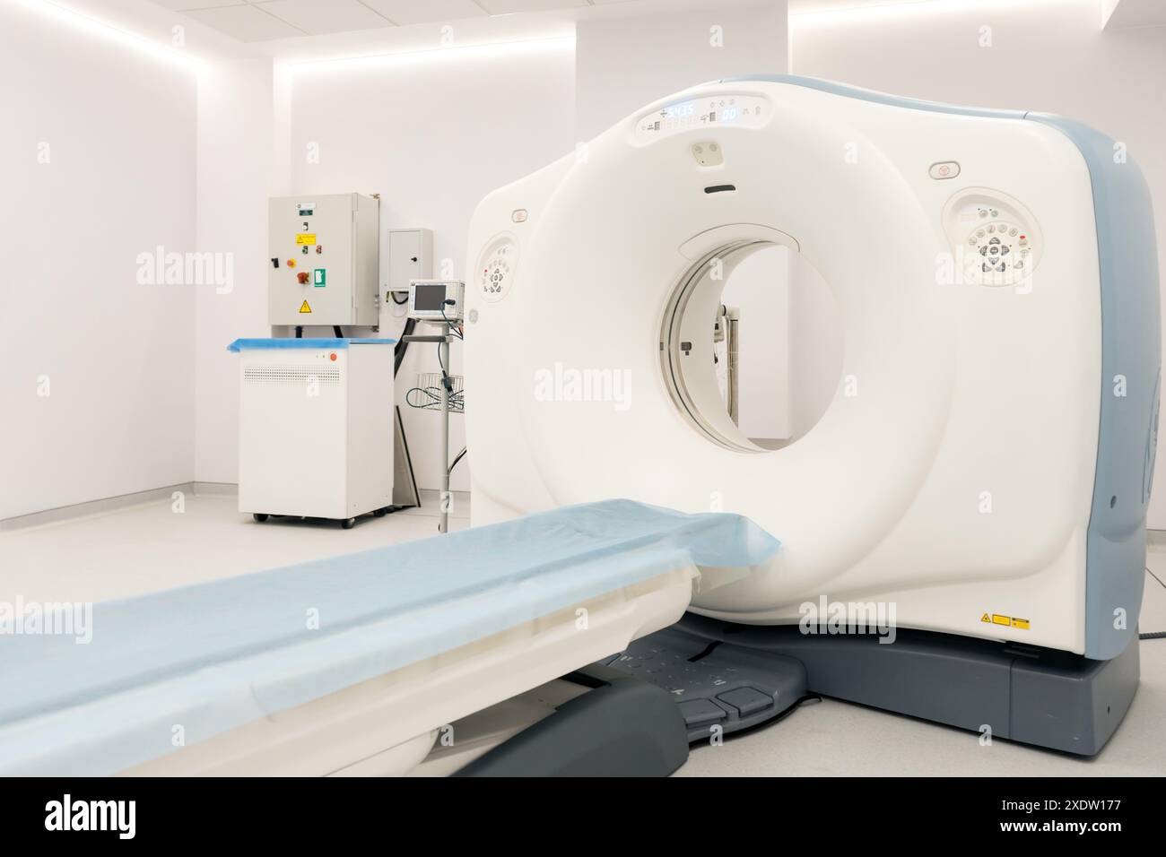 Mri clinic interior magnetic hi-res stock photography and images - Alamy
