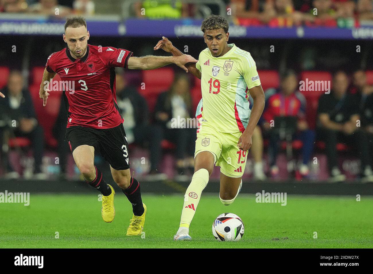 Dusseldorf, Germany. 24th June, 2024. Spain's Lamine Yamal fight fot ...