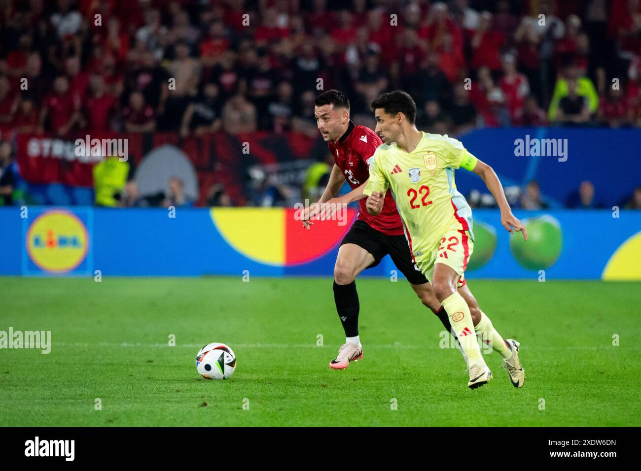 Arber Hoxha (Albanien, #26) im Zweikampf mit Jesus Navas (Spanien, #22 ...