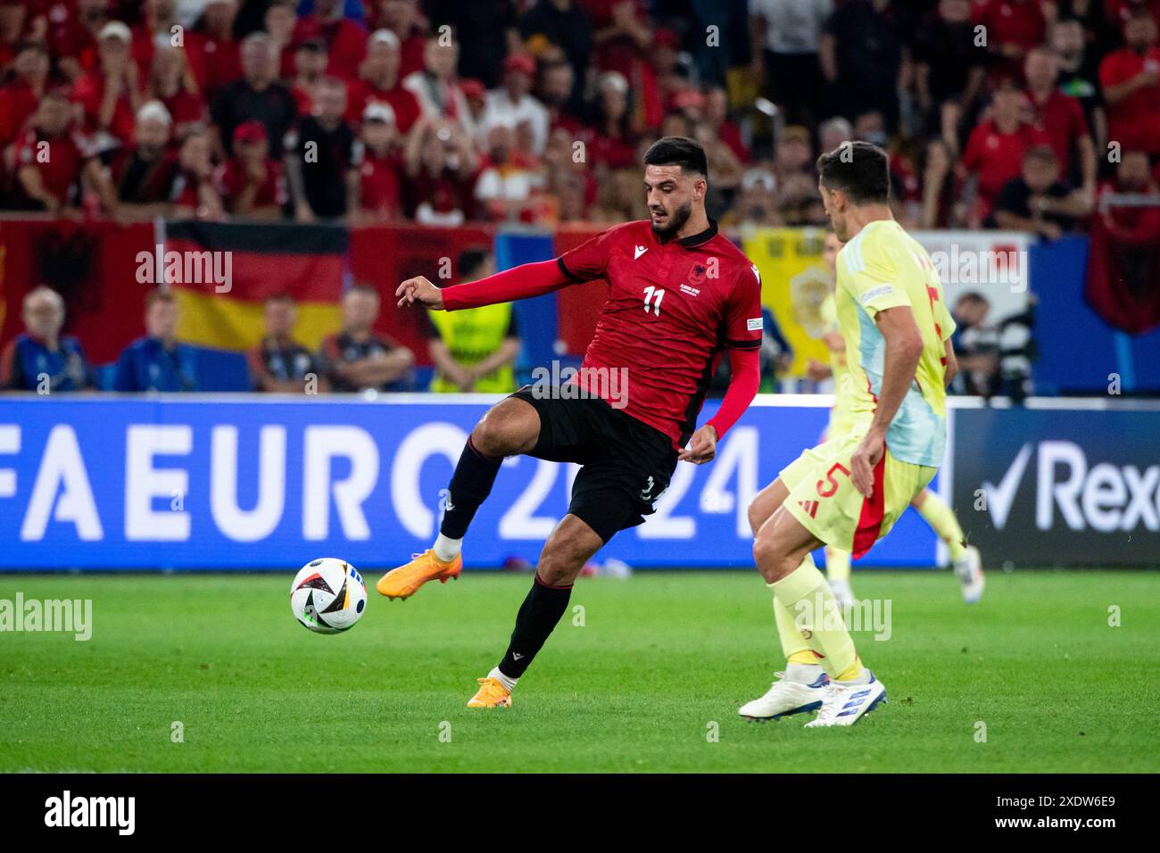 Armando Broja (Albanien, #11) im Zweikampf mit Daniel Vivian (Spanien ...
