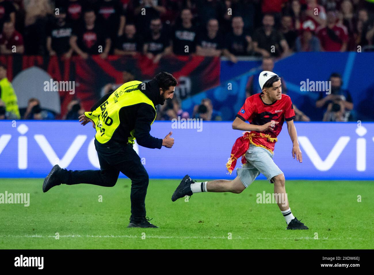 Flitzer wird von Ordner verfolgt, GER, Albania (ALB) vs Spain (ESP ...