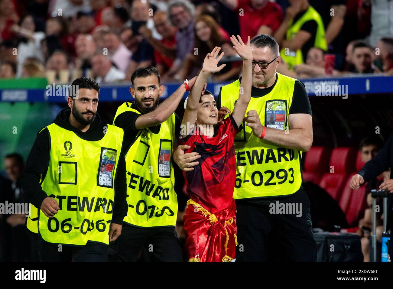 Albanischer Flitzer wird von Ordner abgefuehrt, GER, Albania (ALB) vs ...