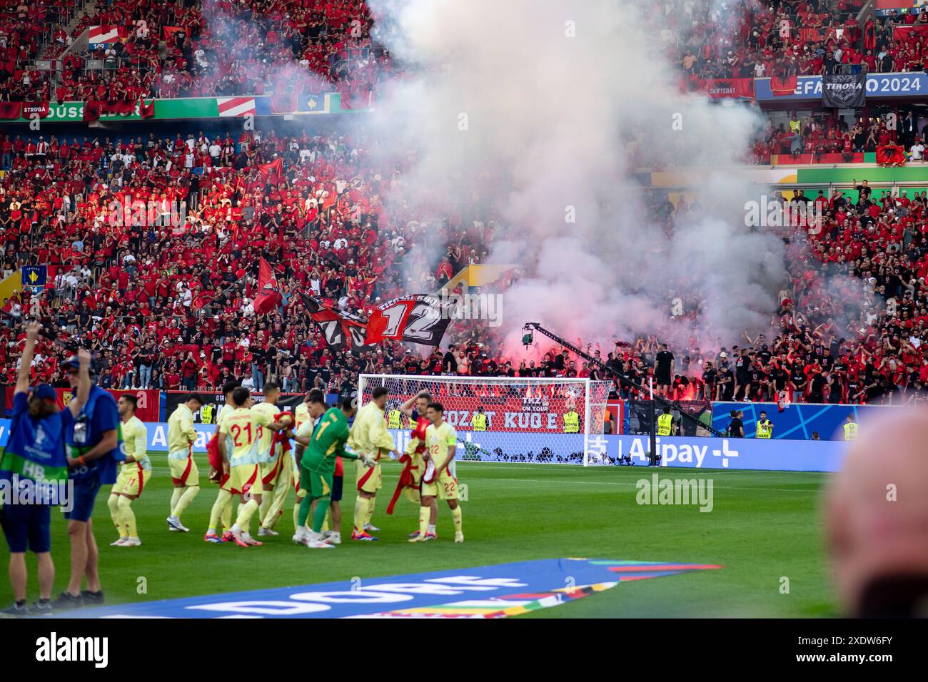 Fans von Albanien zuenden Pyrotechnik, Bengalis, GER, Albania (ALB) vs ...